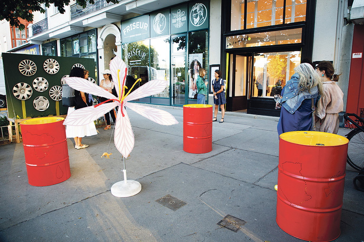 Kritik Kunst: „Sitting on the Sidewalk“ – Rare Blüten und goldene Eier ...