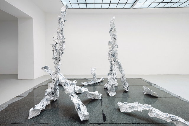Kritik Kunst: Karl Karners „Wasserspiele“ – Nasse Füße für raue ...
