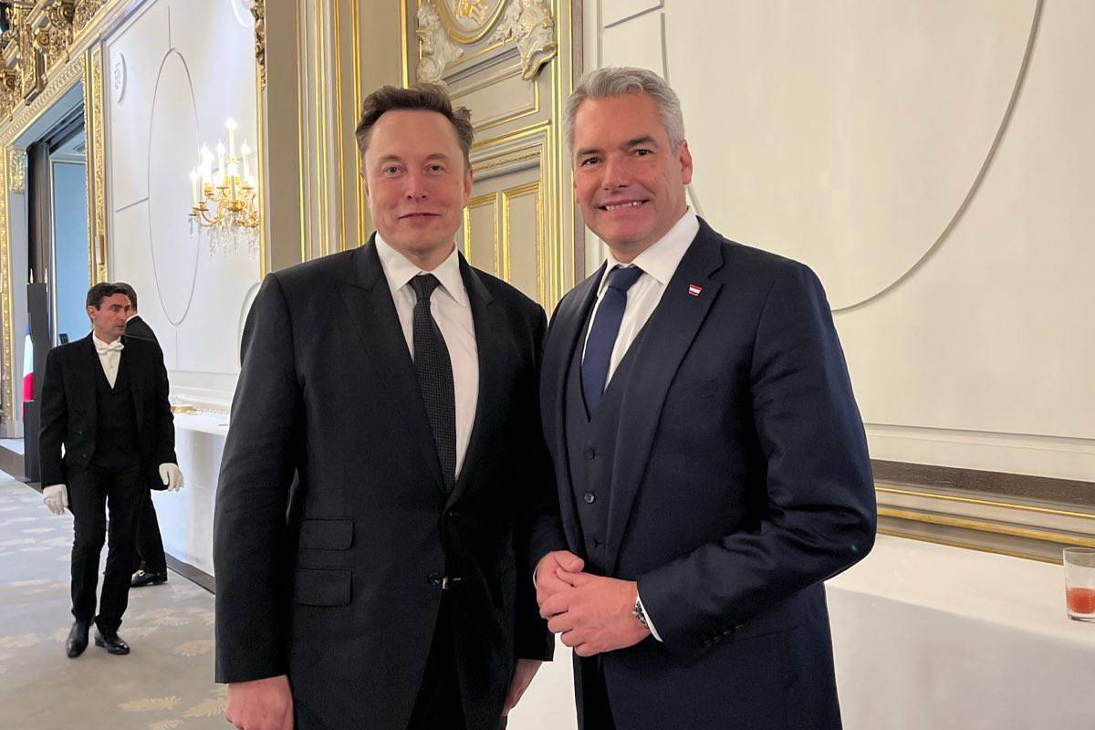 Bundeskanzler Karl Nehammer biedert sich bei Elon Musk an - FALTER.at