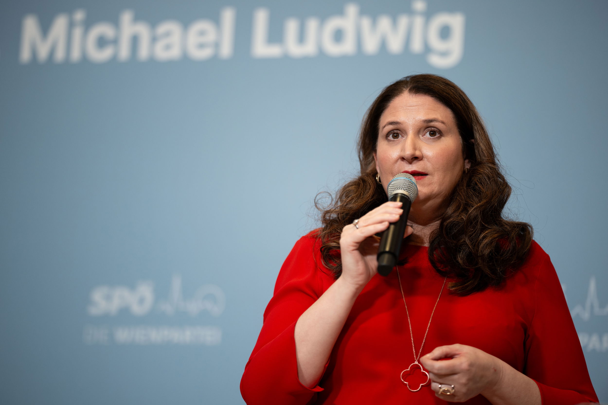 Rot-Pink: Wer ist die neue SPÖ-Finanzstadträtin Barbara Novak? - FALTER